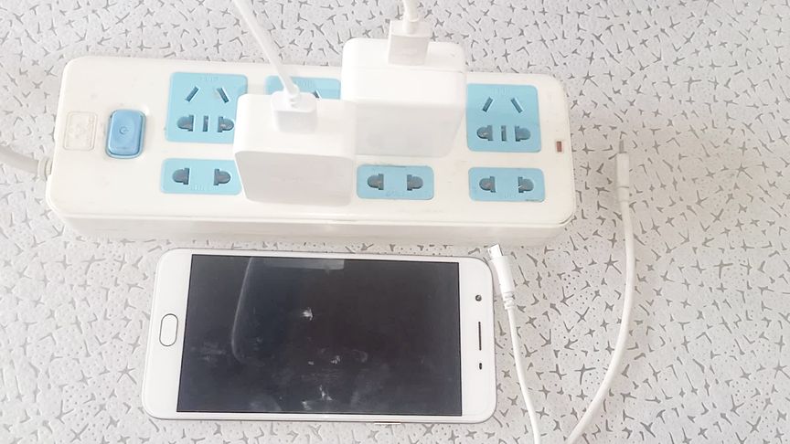 手机充电器别一直插在插座上,老电工说:这样不安全,请转告家人