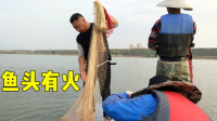 老人常说鱼头有火,冬天抓鱼不怕冷,这立冬天气,小伙子光脚撒网
