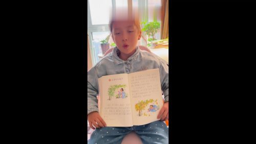 今天小萌娃来背诵课文《我要的是葫芦》,记忆力不错,读得非常棒