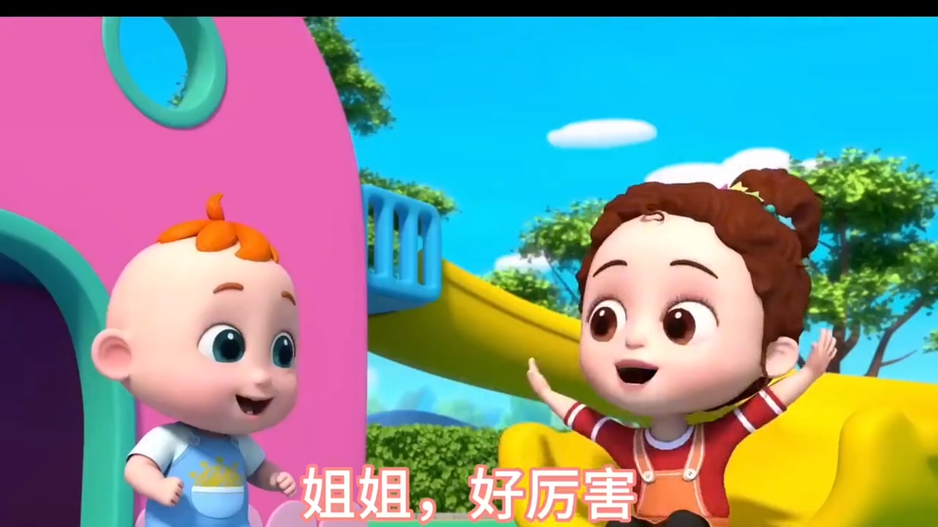 宝贝初次体验滑滑梯,眼中满是新奇,欢乐时刻就此开启啦。