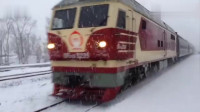 鹅毛大雪中绿皮火车进站,这景色像拍电影