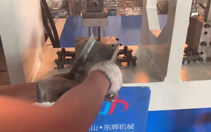 槽钢冲腰型孔 c型钢打孔机 椭圆孔冲孔机