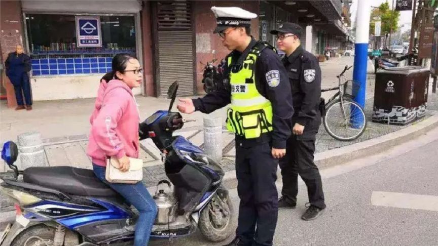 交警即日将严查电动车,一旦出现这几种行为,或直接扣车罚款?