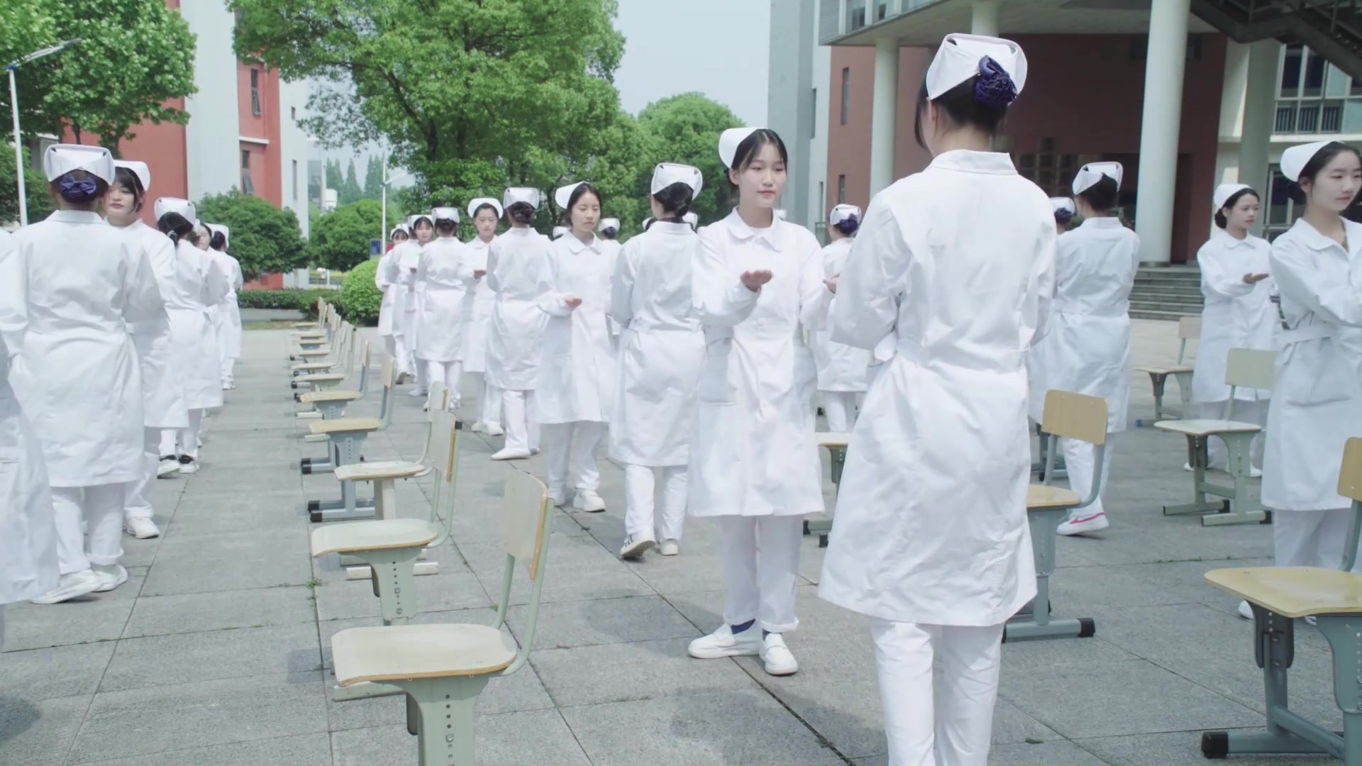 迎接“5·12”国际护士节 金职院举行护士礼仪操