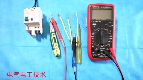 3个万用表妙用小技巧,电工绝不能只会查故障!