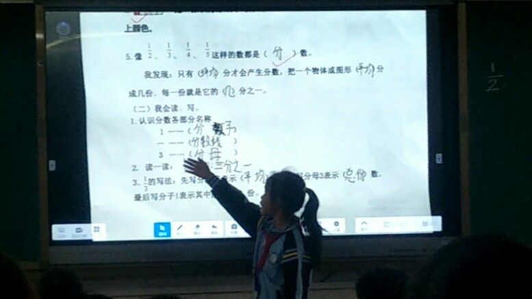 现在上课模式真正落实,学生是学习主体,教师起引导作用。