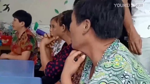 幼儿园开家长会,也没通知说要穿花衣裳,真是太搞笑了