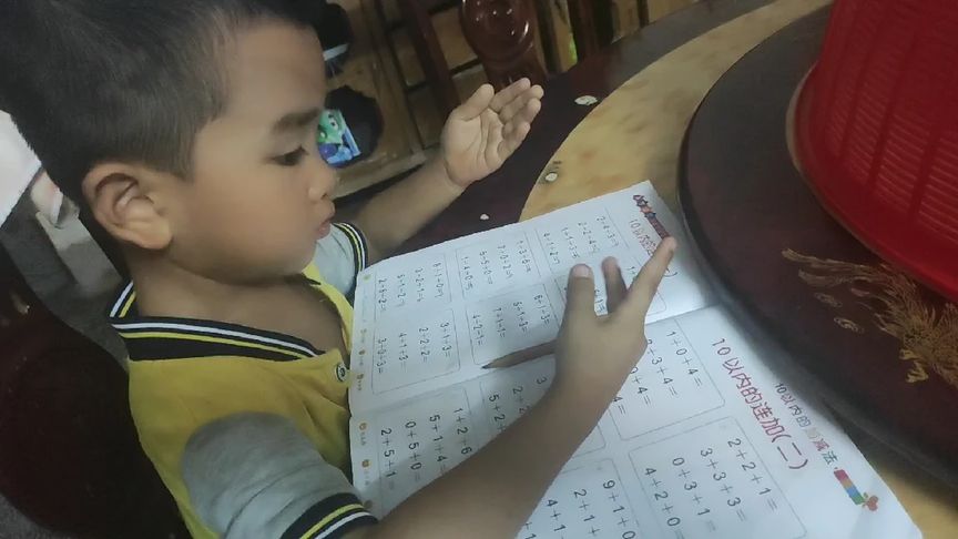 看看我家中班小朋友是怎么算数的,你们家孩子也这样的吗ߘ�哈哈