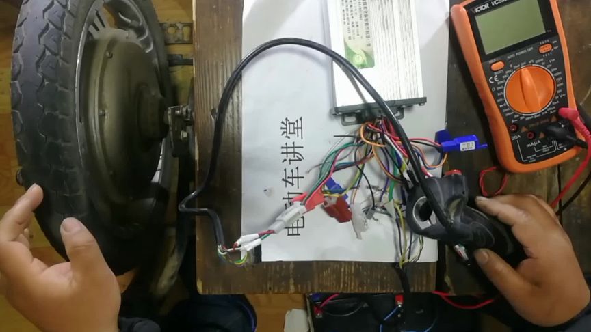 电动车不转转把自动到前跑,师傅当场做试验找故障!