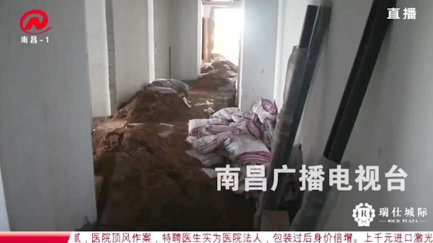 违章施工拒绝整改,楼下店铺屡遭殃,城管执法部门是否会跟进?