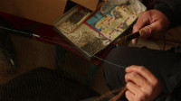 渔夫手握金刚钻,一针一线巧织渔网,这手法令人佩服