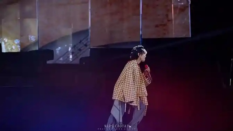 华晨宇《国王与乞丐》2023火星演唱会live4k双日多机位饭拍混剪