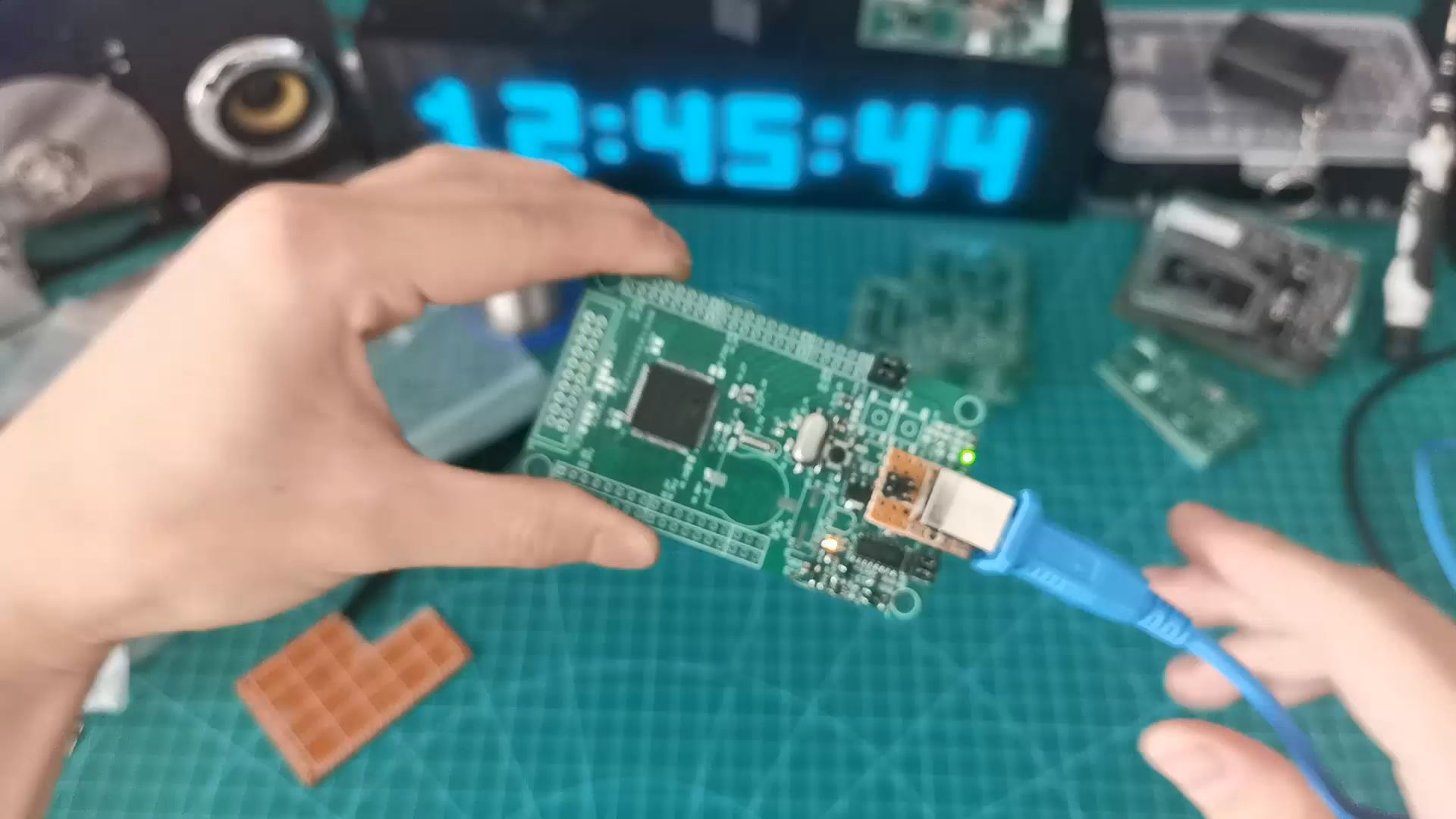 STM32替代方案GD32系统板一键下载串口电路验证成功