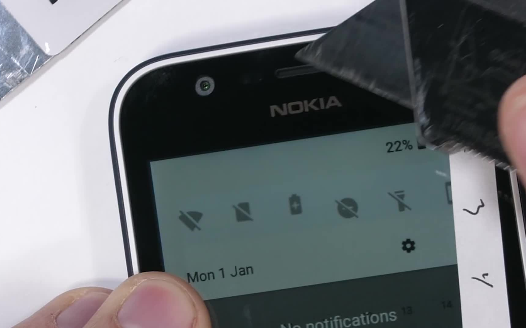 【JerryRigEverything】诺基亚最便宜的智能手机耐用性测试