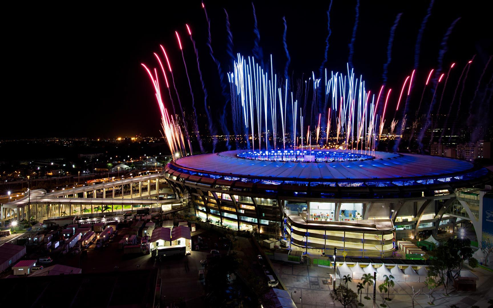 马拉卡纳体育场上空绽放的礼花,巴西里约热内卢 (© Buda Mendes/...