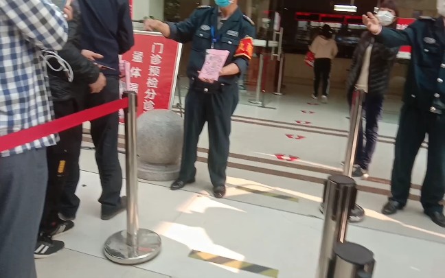 疫情后看病增加防护流程,全部智能化,老人看病建议年青人陪同