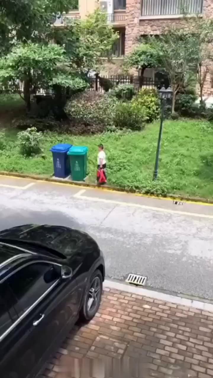 少侠好身手!扔个垃圾都这么有仪式感