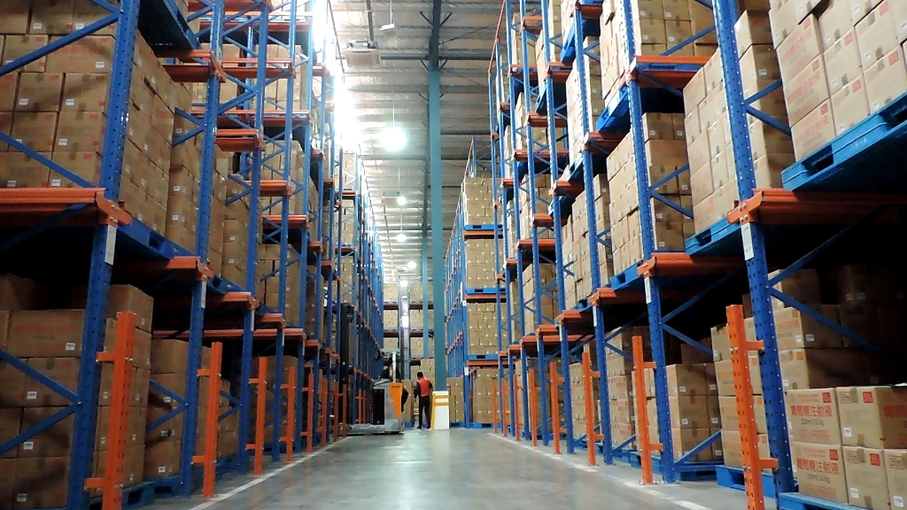 仓储高位货架配合电动叉车,来一波骚操作