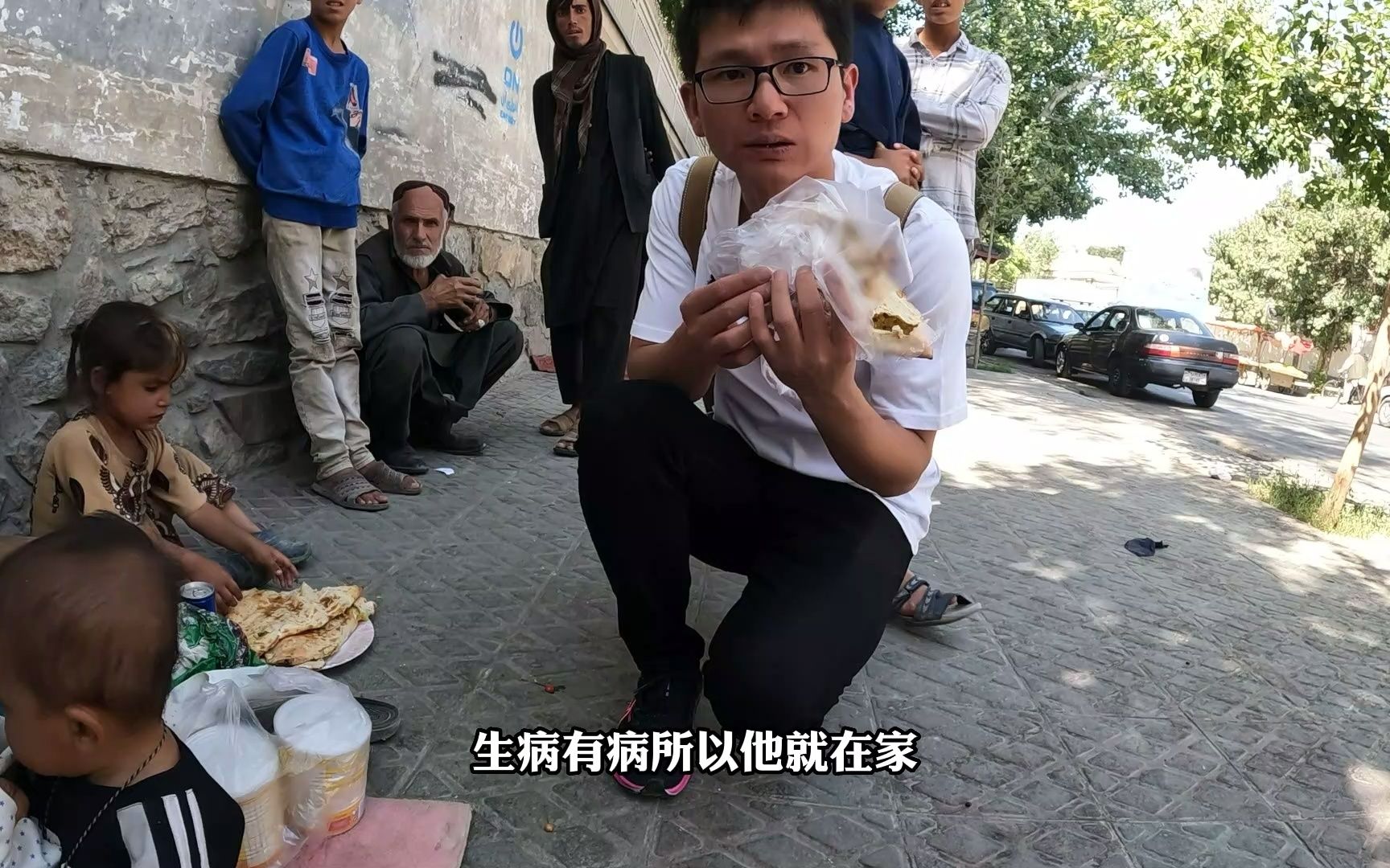 多灾多难阿富汗,小朋友饥饿昏睡街头,单亲妈妈抱着1岁宝宝求助