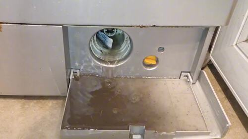 震惊!滚筒洗衣机排污口这样清理,污垢瞬间消失!