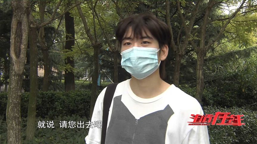 在金狮广场总服务台投诉反被工作人员推倒?
