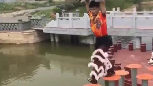 这是一段被ESPN转发的舞狮视频,比看起来还难