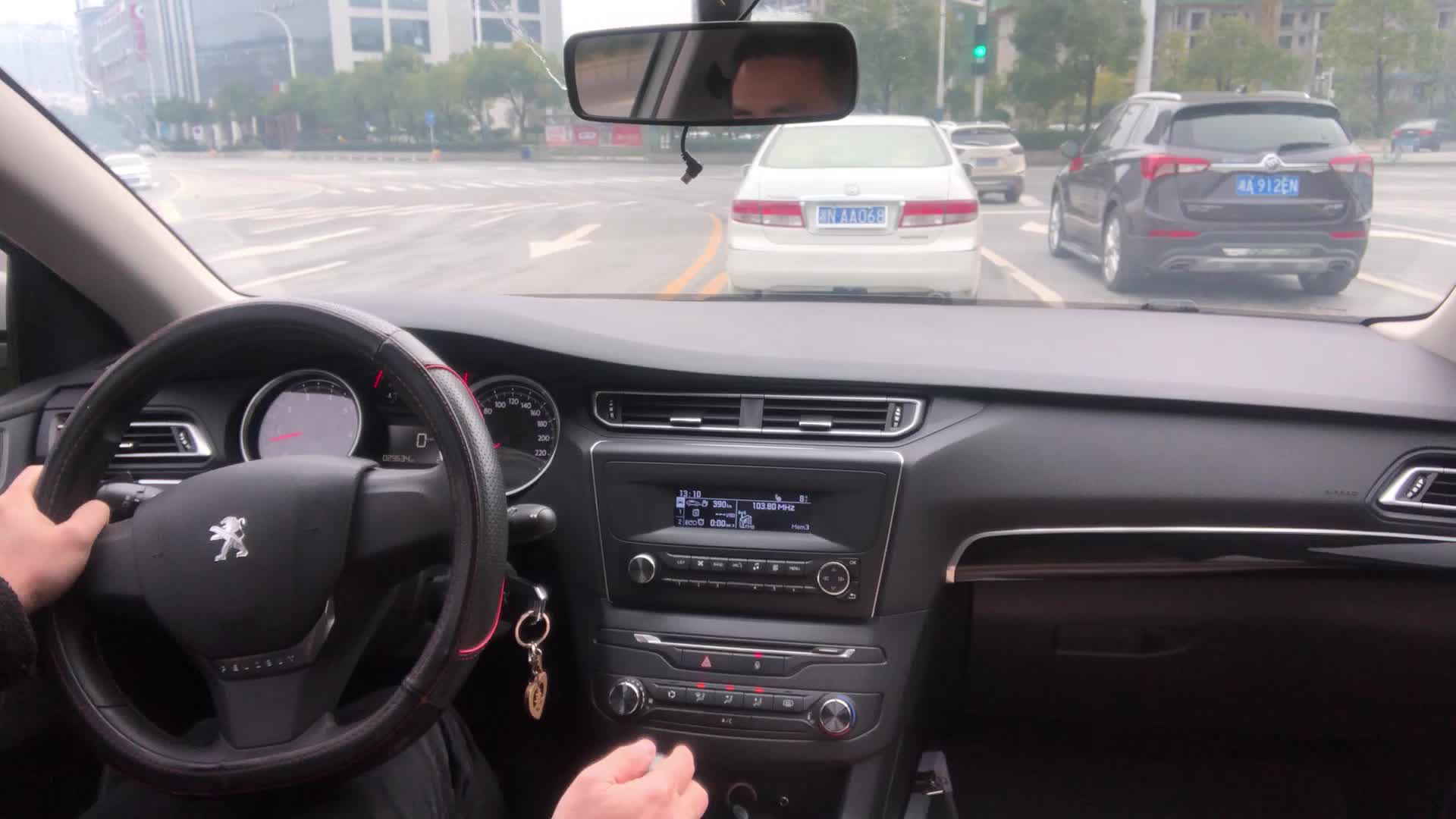 开手动挡车,新手司机做到这种水平,就可以出师了