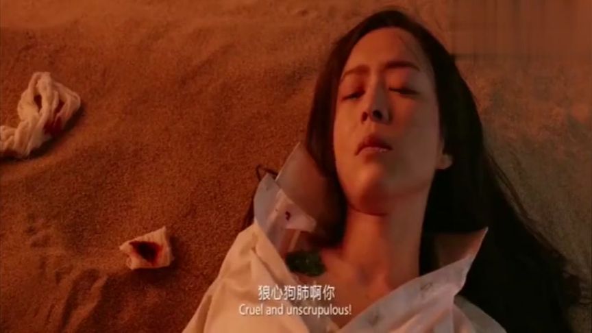美女特工受伤晕倒,男子给她脱衣上药,下一刻美女醒了,太逗了