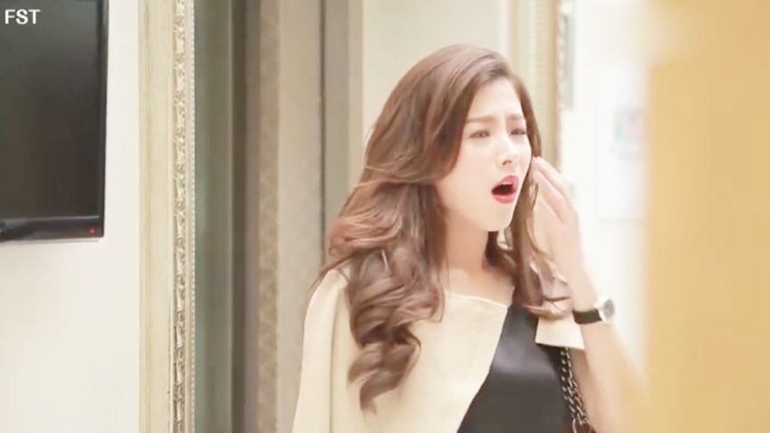 美女接待完客户,从酒店出来,恰巧碰到男朋友,真是太尴尬!