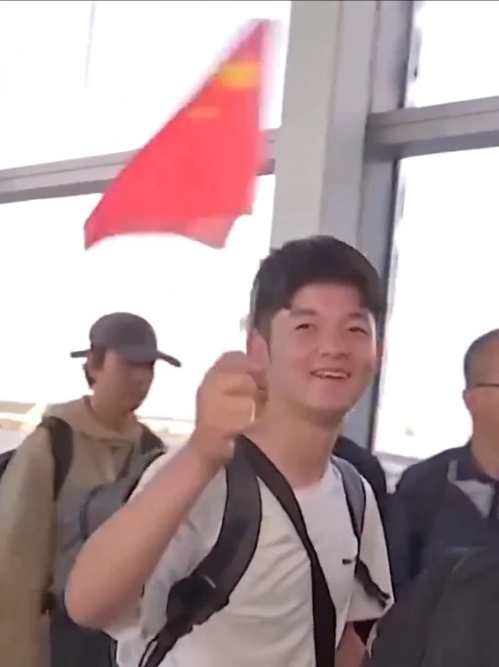 330名中国公民回到祖国! 首架接返自伊朗撤离中国公民临时航班6月20...