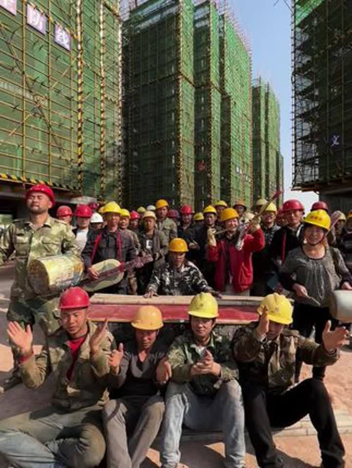 老板说明天结算工程款.带着工友们提前庆祝一下先 #热门#农民工 #工地