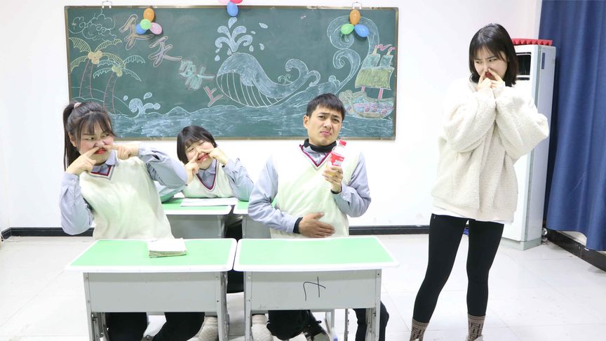 短剧:学渣不听同学劝狂喝饮料,结果上课时却尿裤子了,糗大了!