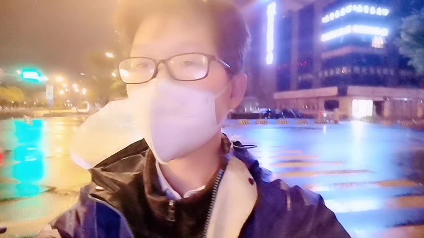 小伙跑外卖刚加了个e换电,结果半夜电瓶车坏了,只能睡大街咯!