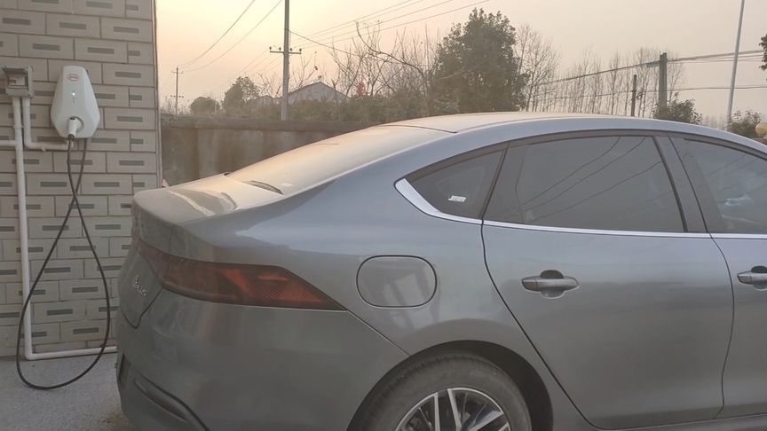 给大家看一下比亚迪送的家用充电桩功率怎样,唯一遗憾充电线太短