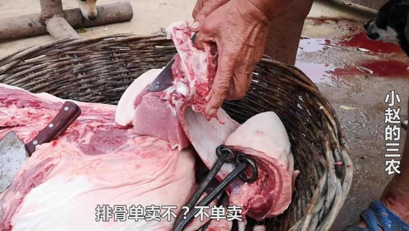 村子里宰了一头土猪,为啥猪肉和排骨一个价?大叔说出真实原因