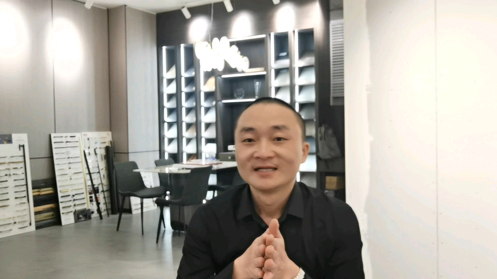 定制家具多层板好还是颗粒板好?看完这条视频就有答案了。