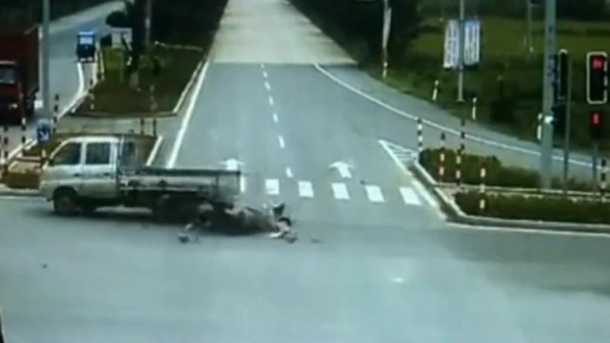电动车男子任性闯红灯,货卡司机拼死踩刹车,还是发生了这样一幕