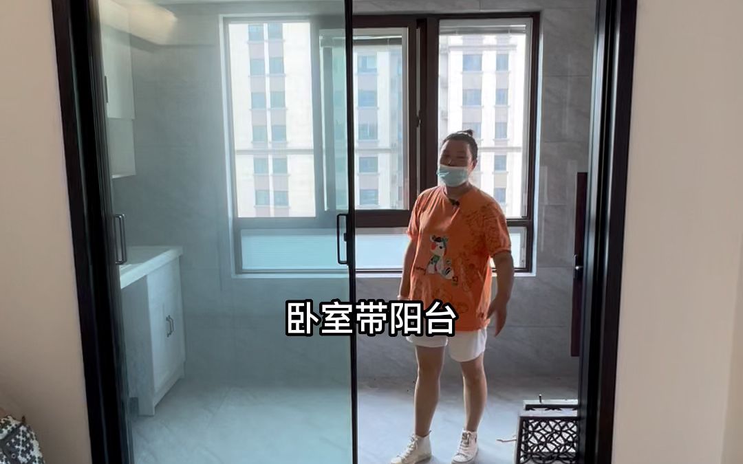 卧室带阳台你会选择装推拉门吗?