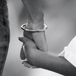 潜水的鱼在游泳 