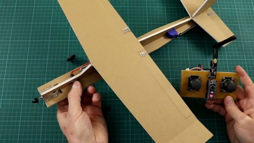 纸板制作遥控飞机航模,使用无线电信号进行控制,你学会了吗?!