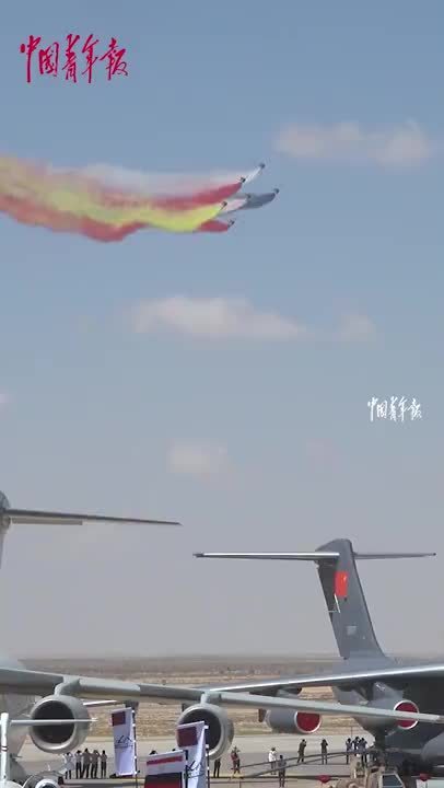 空军八一飞行表演队完成埃及航展飞行表演