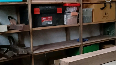 传统框锯使用 锯直不容易