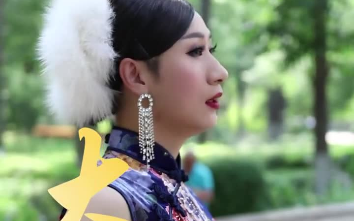 小哥哥男扮女装 一身漂亮的旗袍
