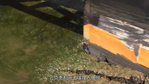 如何把电缆铺设到海底?从陆地移动到海里,一前一后可以同时进行