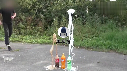 男子用水管连接可乐曼妥思,阀门打开的瞬间,震撼才刚开始!