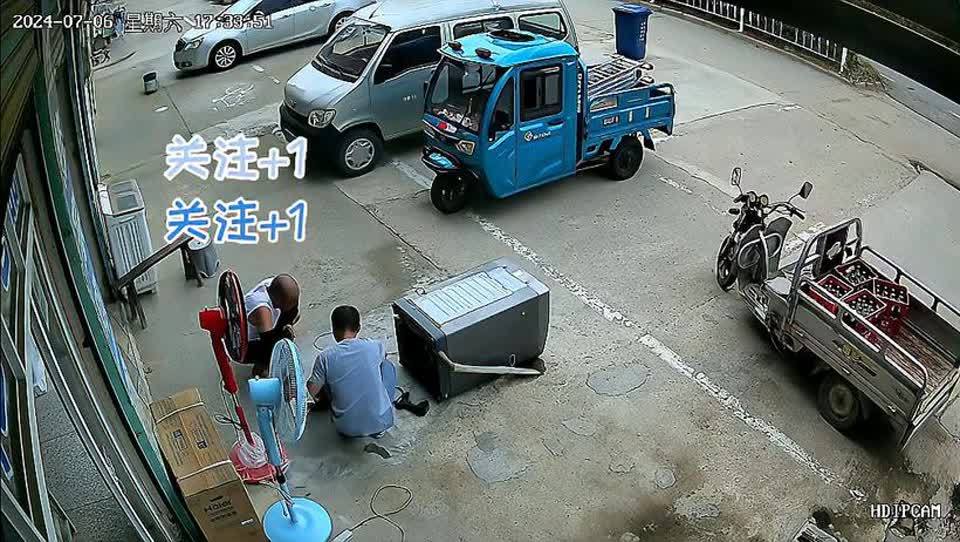 洗衣机电机不转发现皮带断了,正在更换