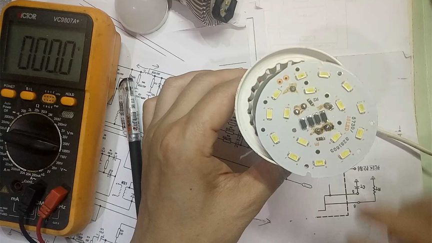 LED灯是恒流的就可以短路,恒压就只有换光珠或者用二极管代替