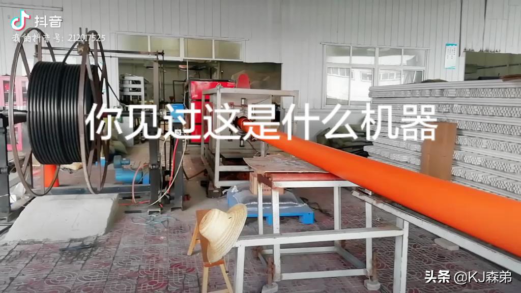 塑料管厂注塑机生产车间。