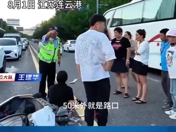 女子骑电动车横穿马路被撞了,还被判全责,大家看看对不对