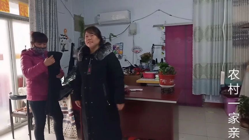 农村媳妇,羽绒服旧了舍不得扔,拿着去翻新,穿上既好看又舒服